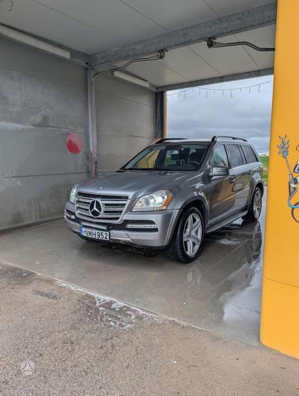 Pelēks Mercedes-Benz gl-550 2012 Šauļi, ar dzinēja tilpumu 5.50 L un nobraukumu 335 tūkst. km par 10500 €, foto 2 vietnē AUTOMOTO.COM.LV