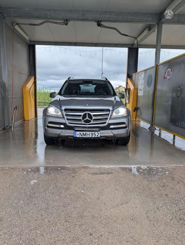 Pelēks Mercedes-Benz gl-550 2012 Šauļi, ar dzinēja tilpumu 5.50 L un nobraukumu 335 tūkst. km par 10500 €, foto 3 vietnē AUTOMOTO.COM.LV