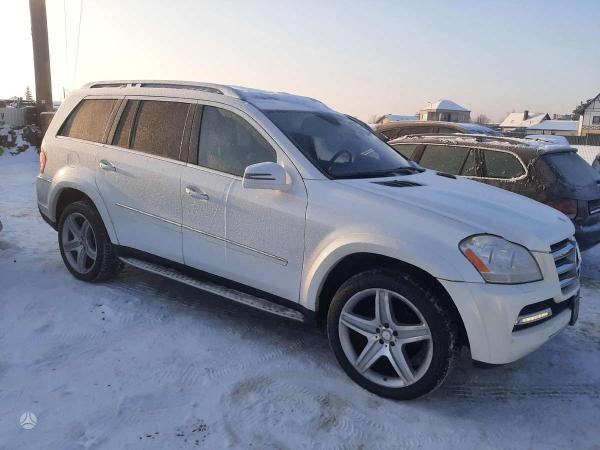 White Mercedes-Benz gl-550 2011 in Kaunas, with an engine capacity of 5.50 L and mileage of 146 thousand km for 10950 €, photo 7 on AUTOMOTO.COM.LV