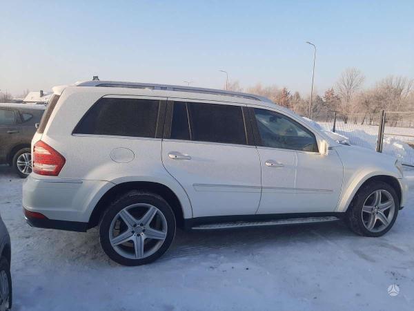 White Mercedes-Benz gl-550 2011 in Kaunas, with an engine capacity of 5.50 L and mileage of 146 thousand km for 10950 €, photo 8 on AUTOMOTO.COM.LV