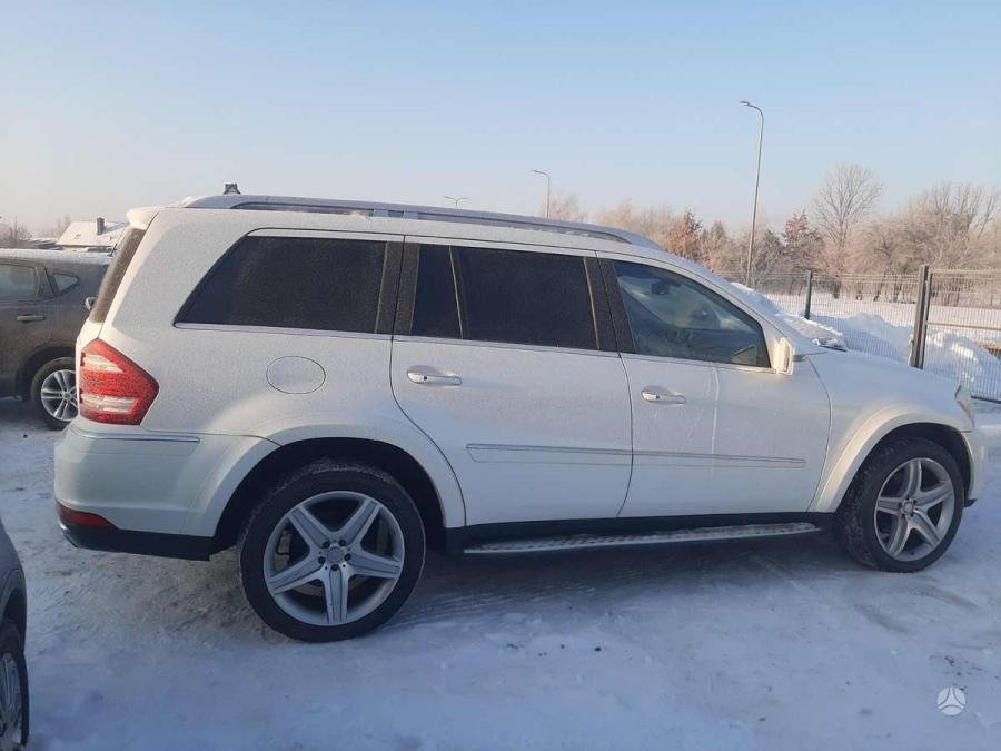 White Mercedes-Benz gl-550 2011 in Kaunas, with an engine capacity of 5.50 L and mileage of 146 thousand km for 10950 €, photo 8 on AUTOMOTO.COM.LV