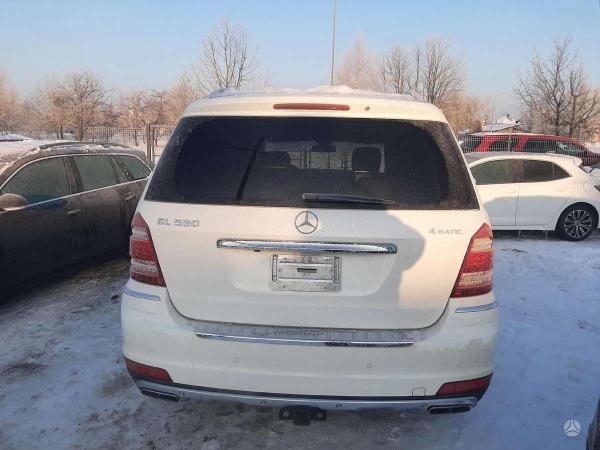 Balts Mercedes-Benz gl-550 2011 Kauņa, ar dzinēja tilpumu 5.50 L un nobraukumu 146 tūkst. km par 10950 €, foto 9 vietnē AUTOMOTO.COM.LV