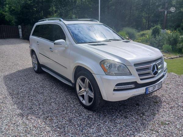 White Mercedes-Benz gl-550 2011 in Klaipeda, with an engine capacity of 5.46 L and mileage of 300 thousand km for 10500 €, photo 2 on AUTOMOTO.COM.LV