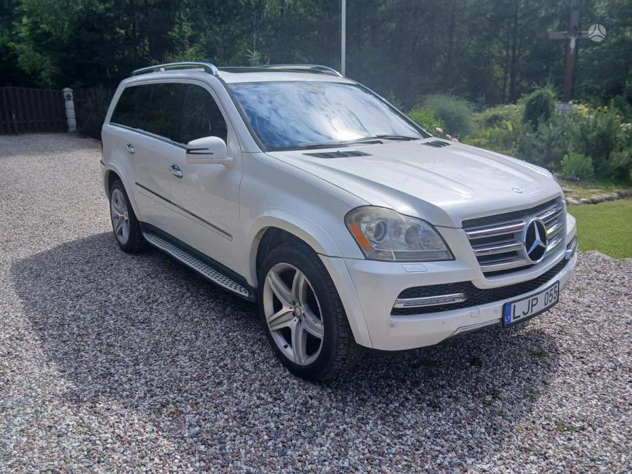 White Mercedes-Benz gl-550 2011 in Klaipeda, with an engine capacity of 5.46 L and mileage of 300 thousand km for 10500 €, photo 3 on AUTOMOTO.COM.LV