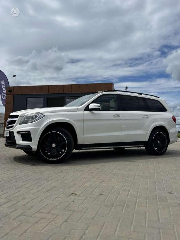 White Mercedes-Benz gl-550 2015 in Kaunas, with an engine capacity of 4.66 L and mileage of 182 thousand km for 19999 €, photo 2 on AUTOMOTO.COM.LV