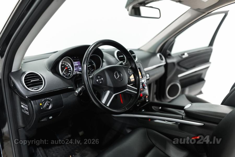 Black Mercedes-Benz GL-Class 2011 in Tallinn, with an engine capacity of 4.00 L and mileage of 272 thousand km for 16990 €, photo 12 on AUTOMOTO.COM.LV