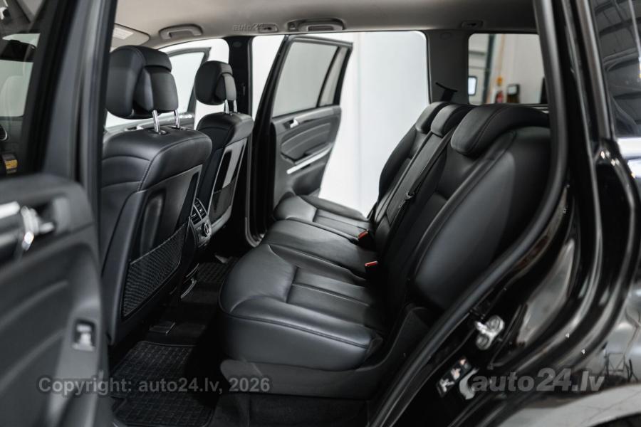 Black Mercedes-Benz GL-Class 2011 in Tallinn, with an engine capacity of 4.00 L and mileage of 272 thousand km for 16990 €, photo 19 on AUTOMOTO.COM.LV