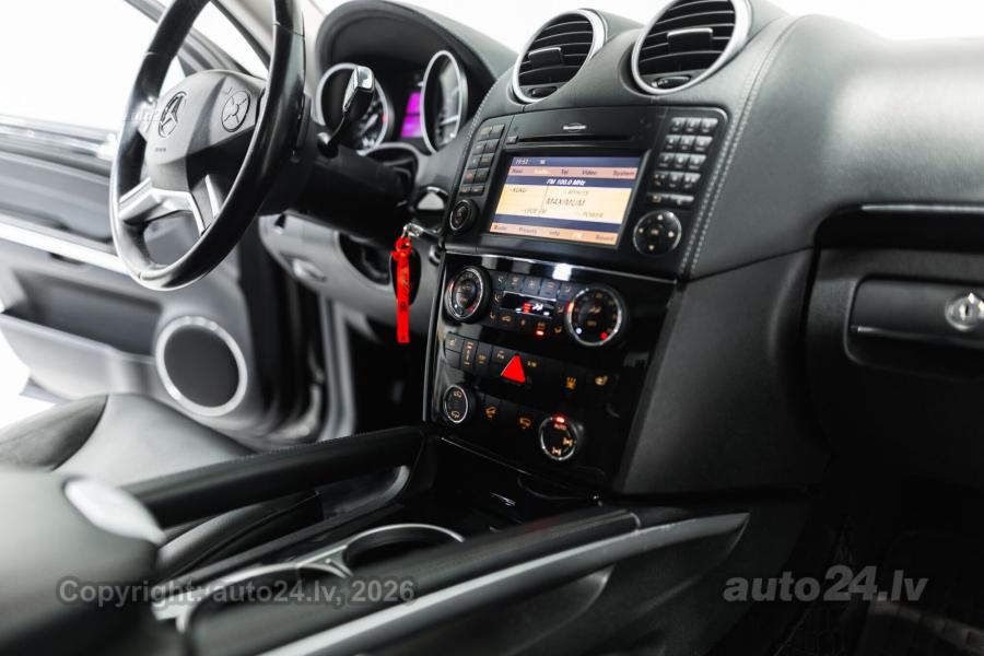 Black Mercedes-Benz GL-Class 2011 in Tallinn, with an engine capacity of 4.00 L and mileage of 272 thousand km for 16990 €, photo 23 on AUTOMOTO.COM.LV
