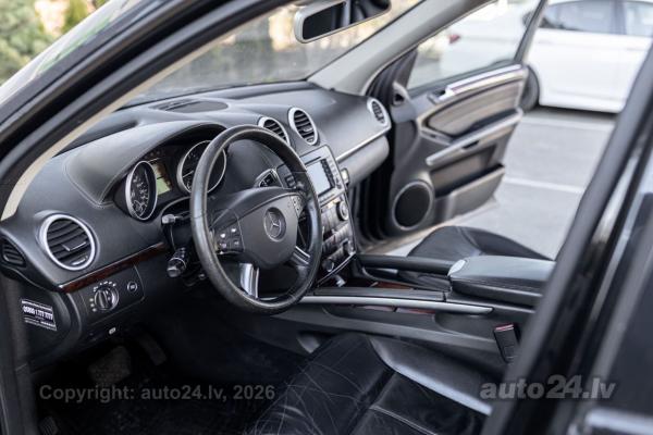 Melns Mercedes-Benz GL-Class 2006 Tallina, ar dzinēja tilpumu 3.00 L un nobraukumu 340 tūkst. km par 5998 €, foto 8 vietnē AUTOMOTO.COM.LV