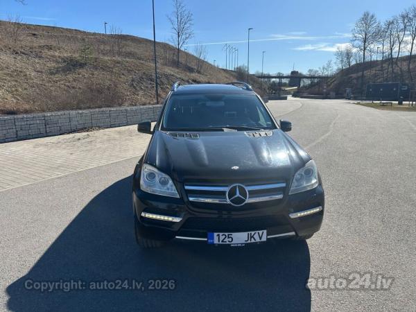 Black Mercedes-Benz GL-Class 2010 in Rakvere, with an engine capacity of 3.00 L and mileage of 208 thousand km for 13500 €, photo 3 on AUTOMOTO.COM.LV