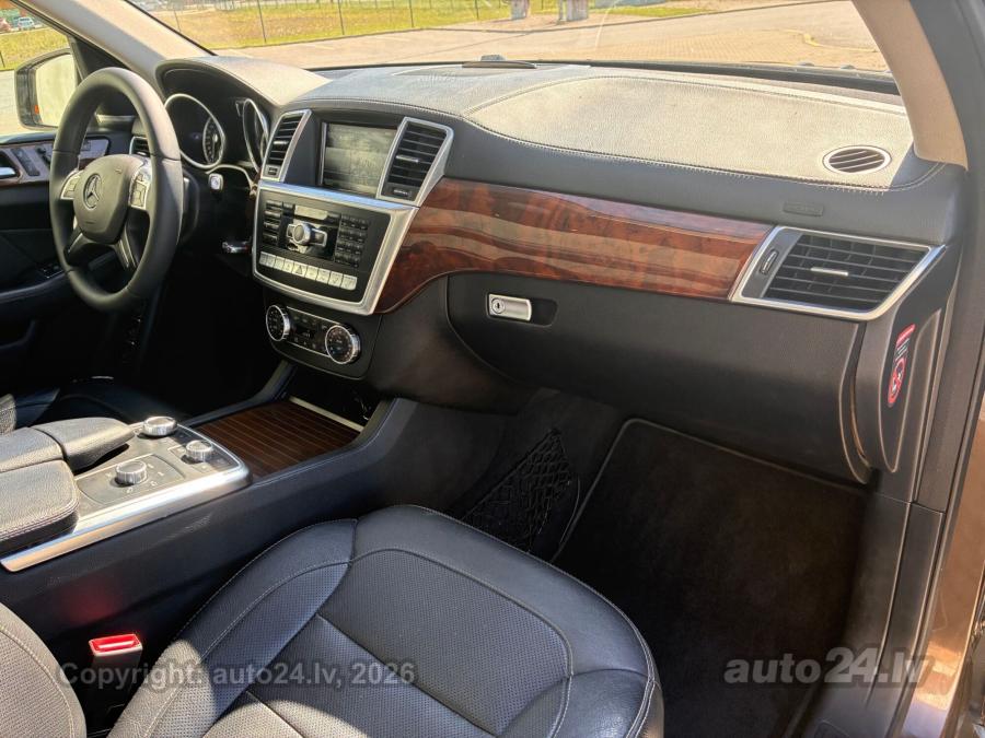 Brūns Mercedes-Benz GL-Class 2016 Tallina, ar dzinēja tilpumu 3.00 L un nobraukumu 290 tūkst. km par 21999 €, foto 10 vietnē AUTOMOTO.COM.LV