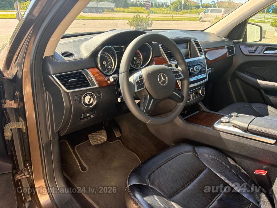 Brūns Mercedes-Benz GL-Class 2016 Tallina, ar dzinēja tilpumu 3.00 L un nobraukumu 290 tūkst. km par 21999 €, foto 11 vietnē AUTOMOTO.COM.LV