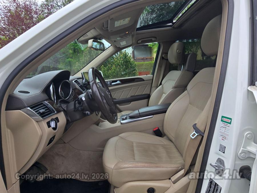 White Mercedes-Benz GL-Class 2015 in Tallinn, with an engine capacity of 3.00 L and mileage of 277 thousand km for 15990 €, photo 10 on AUTOMOTO.COM.LV