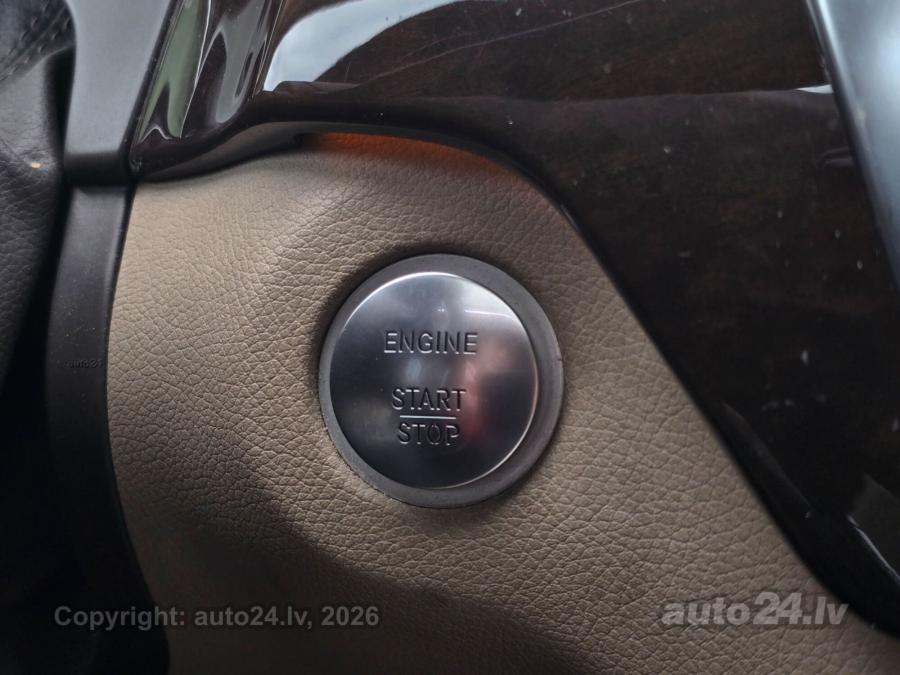 White Mercedes-Benz GL-Class 2015 in Tallinn, with an engine capacity of 3.00 L and mileage of 277 thousand km for 15990 €, photo 25 on AUTOMOTO.COM.LV