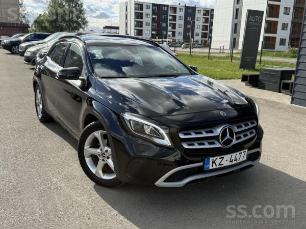 Black Mercedes-Benz GLA 180 2017 in Jelgava, with an engine capacity of 1.60 L and mileage of 100 thousand km for 15500 €, photo 1 on AUTOMOTO.COM.LV