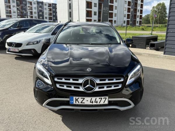 Black Mercedes-Benz GLA 180 2017 in Jelgava, with an engine capacity of 1.60 L and mileage of 100 thousand km for 15500 €, photo 5 on AUTOMOTO.COM.LV