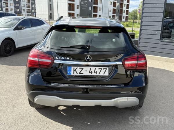 Black Mercedes-Benz GLA 180 2017 in Jelgava, with an engine capacity of 1.60 L and mileage of 100 thousand km for 15500 €, photo 6 on AUTOMOTO.COM.LV