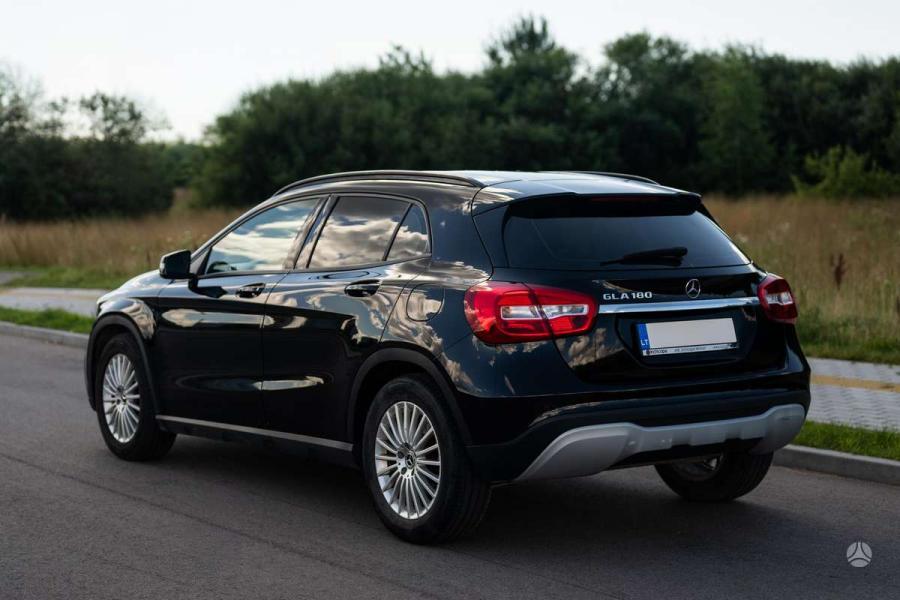 Black Mercedes-Benz GLA 180 2019 in Klaipeda, with an engine capacity of 1.60 L and mileage of 88 thousand km for 18000 €, photo 3 on AUTOMOTO.COM.LV
