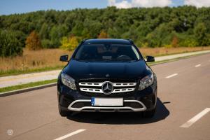 Black Mercedes-Benz GLA 180 2019 in Klaipeda, with an engine capacity of 1.60 L and mileage of 88 thousand km for 18000 €, photo 4 on AUTOMOTO.COM.LV