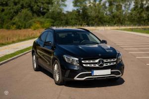 Black Mercedes-Benz GLA 180 2019 in Klaipeda, with an engine capacity of 1.60 L and mileage of 88 thousand km for 18000 €, photo 5 on AUTOMOTO.COM.LV