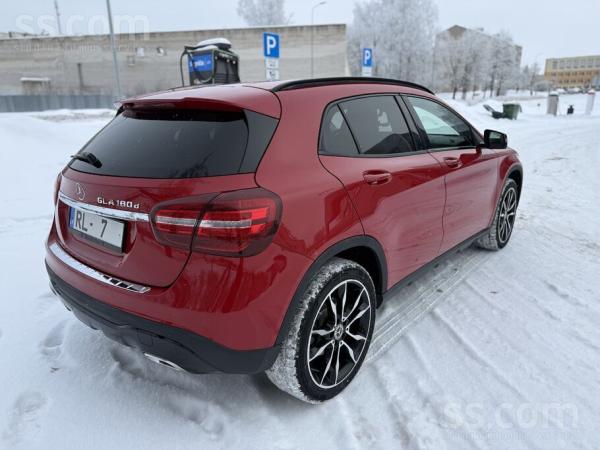Red Mercedes-Benz GLA 180 2017 in Rezekne, with an engine capacity of 1.50 L and mileage of 135 thousand km for 15300 €, photo 2 on AUTOMOTO.COM.LV