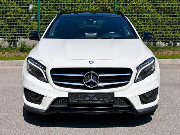 White Mercedes-Benz GLA 180 2015 in Jelgava, with an engine capacity of 1.60 L and mileage of 220 thousand km for 11990 €, photo 2 on AUTOMOTO.COM.LV