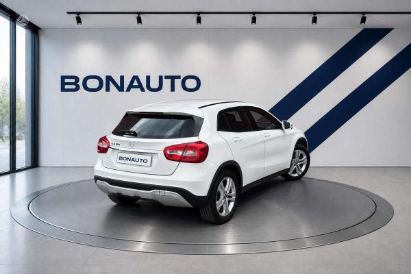 White Mercedes-Benz GLA 180 2017 in Kaunas, with an engine capacity of 1.60 L and mileage of 122 thousand km for 11499 €, photo 5 on AUTOMOTO.COM.LV