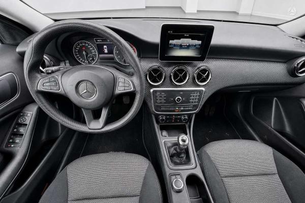 White Mercedes-Benz GLA 180 2017 in Kaunas, with an engine capacity of 1.60 L and mileage of 122 thousand km for 11499 €, photo 7 on AUTOMOTO.COM.LV