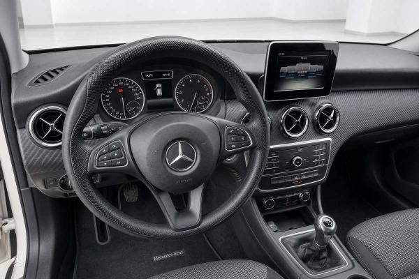 White Mercedes-Benz GLA 180 2017 in Kaunas, with an engine capacity of 1.60 L and mileage of 122 thousand km for 11499 €, photo 8 on AUTOMOTO.COM.LV