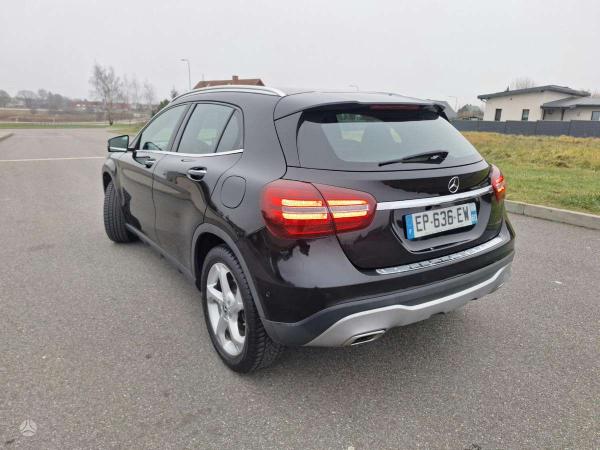 Black Mercedes-Benz GLA 200 2017 in Klaipeda, with an engine capacity of 1.50 L and mileage of 199 thousand km for 13200 €, photo 4 on AUTOMOTO.COM.LV
