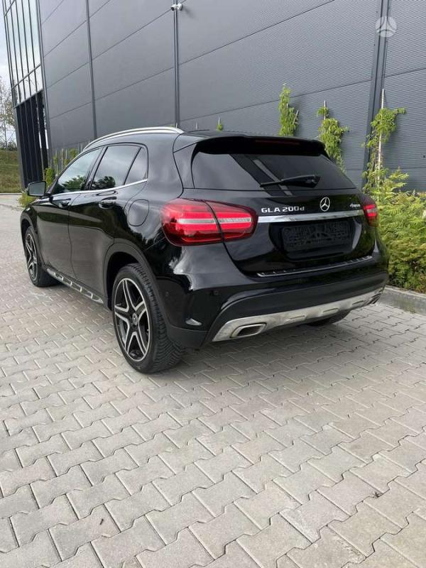 Black Mercedes-Benz GLA 200 2017 in Vilnius, with an engine capacity of 2.14 L and mileage of 219 thousand km for 16450 €, photo 4 on AUTOMOTO.COM.LV