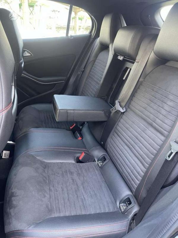 Black Mercedes-Benz GLA 200 2018 in Kaunas, with an engine capacity of 2.14 L and mileage of 82 thousand km for 18500 €, photo 9 on AUTOMOTO.COM.LV
