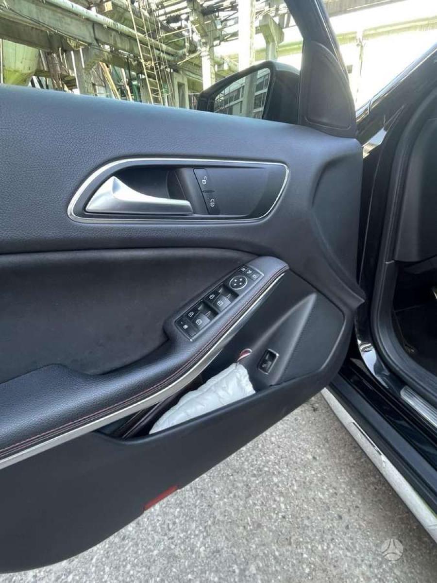 Black Mercedes-Benz GLA 200 2018 in Kaunas, with an engine capacity of 2.14 L and mileage of 82 thousand km for 18500 €, photo 12 on AUTOMOTO.COM.LV