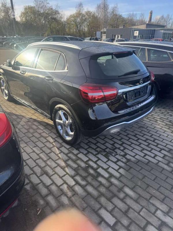 Black Mercedes-Benz GLA 200 2019 in Marijampole, with an engine capacity of 1.99 L and mileage of 50 thousand km for 16650 €, photo 3 on AUTOMOTO.COM.LV