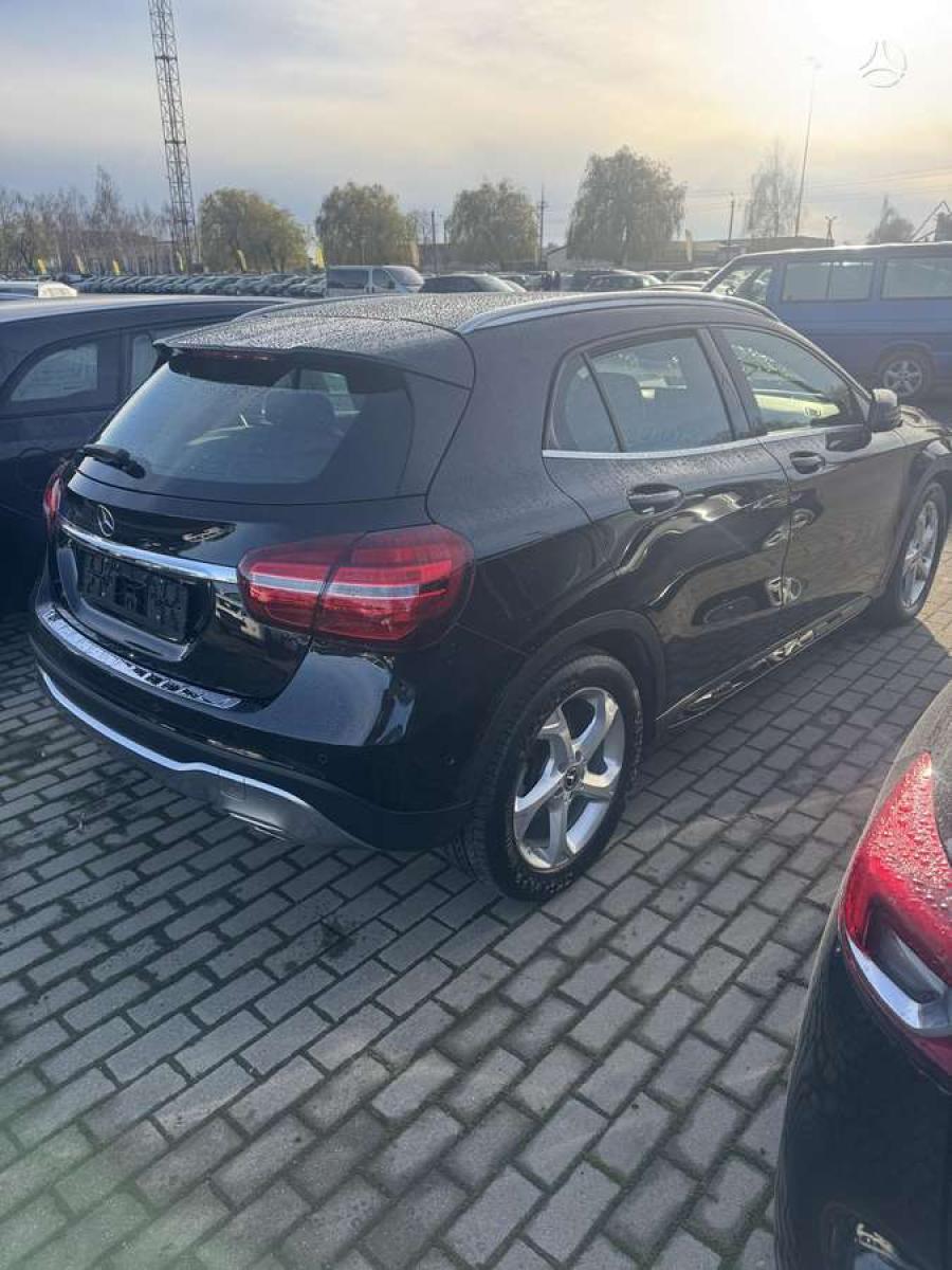 Black Mercedes-Benz GLA 200 2019 in Marijampole, with an engine capacity of 1.99 L and mileage of 50 thousand km for 16150 €, photo 4 on AUTOMOTO.COM.LV