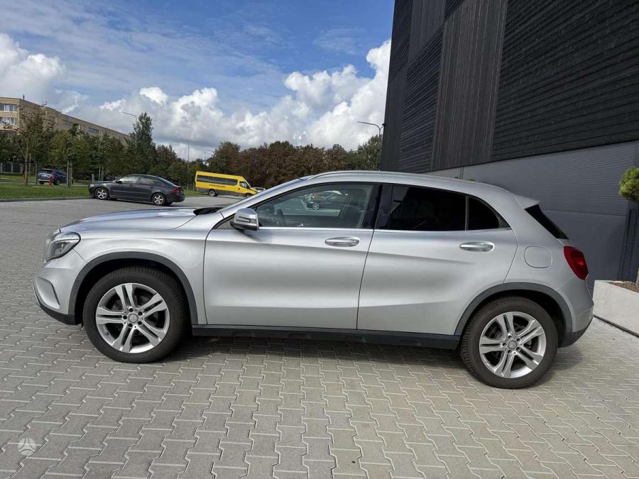 Grey Mercedes-Benz GLA 200 2016 in Siauliai, with an engine capacity of 2.14 L and mileage of 270 thousand km for 9900 €, photo 5 on AUTOMOTO.COM.LV