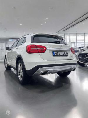 White Mercedes-Benz GLA 200 2015 in Kaunas, with an engine capacity of 2.14 L and mileage of 190 thousand km for 12000 €, photo 3 on AUTOMOTO.COM.LV