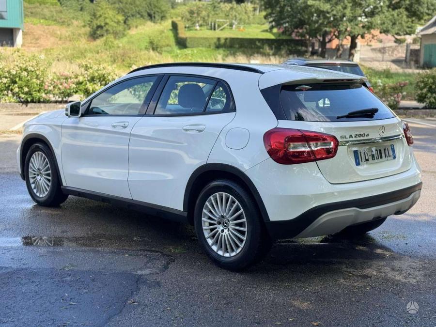 White Mercedes-Benz GLA 200 2019 in Taurage, with an engine capacity of 2.14 L and mileage of 240 thousand km for 11700 €, photo 5 on AUTOMOTO.COM.LV