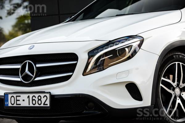 White Mercedes-Benz GLA 200 2014 in Jelgava, with an engine capacity of 2.00 L and mileage of 243 thousand km for 11999 €, photo 4 on AUTOMOTO.COM.LV