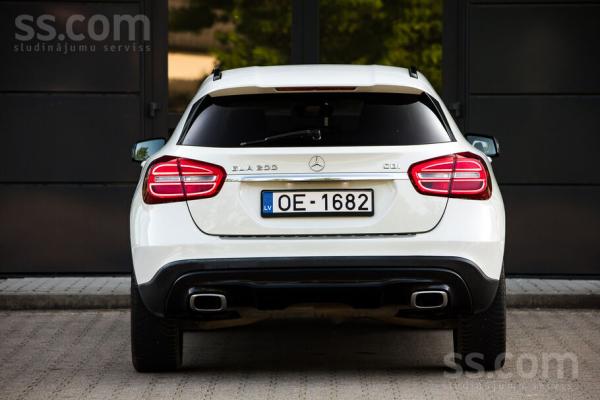 White Mercedes-Benz GLA 200 2014 in Jelgava, with an engine capacity of 2.00 L and mileage of 243 thousand km for 11999 €, photo 5 on AUTOMOTO.COM.LV