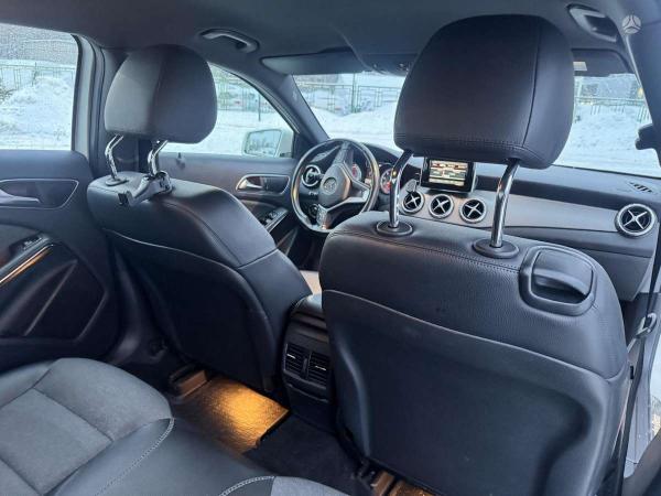Balts Mercedes-Benz GLA 200 2014 Viļņa, ar dzinēja tilpumu 1.60 L un nobraukumu 191 tūkst. km par 10000 €, foto 5 vietnē AUTOMOTO.COM.LV