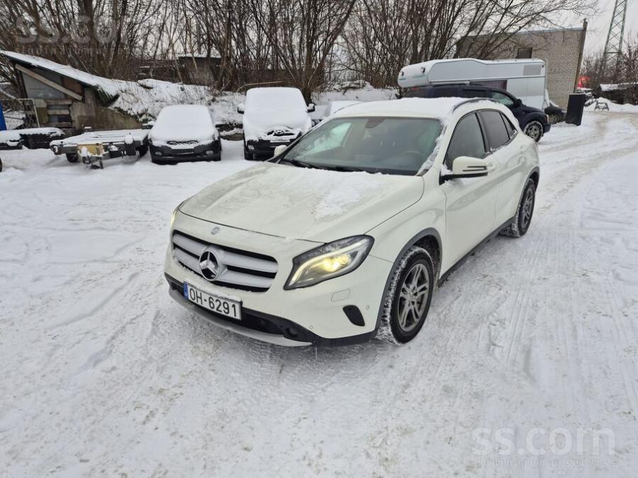 White Mercedes-Benz GLA 200 2014 in Riga, with an engine capacity of 2.20 L and mileage of 294 thousand km for 11490 €, photo 4 on AUTOMOTO.COM.LV