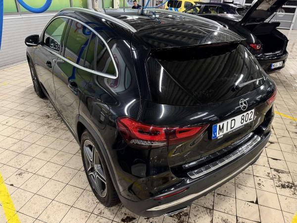 Black Mercedes-Benz GLA 250 2021 in Vilnius, with an engine capacity of 1.99 L and mileage of 49 thousand km for 29900 €, photo 4 on AUTOMOTO.COM.LV