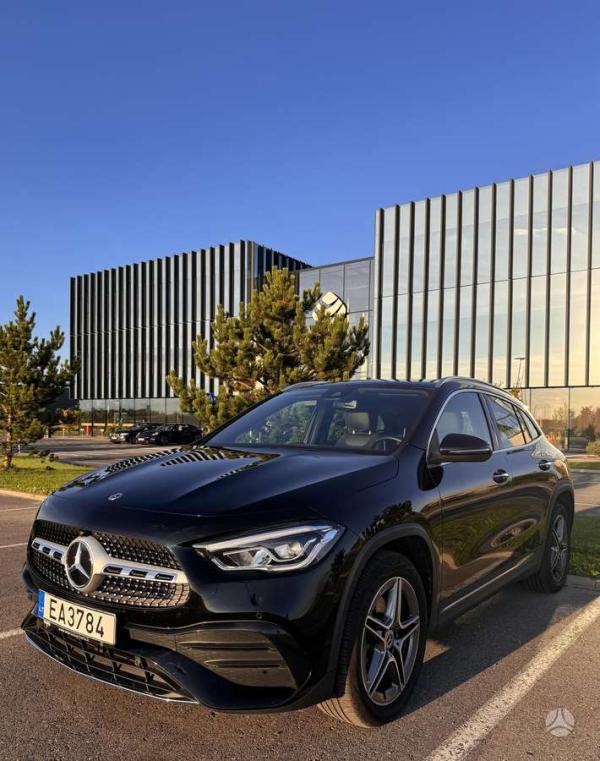 Черный Мерседес GLA 250 2022 в Вильнюс, объемом двигателя 1.33 л и пробегом 57 тыс. км за 29990 €, фото 1 на AUTOMOTO.COM.LV