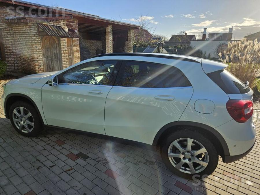 White Mercedes-Benz GLA 250 2015 in Liepaja, with an engine capacity of 2.00 L and mileage of 65 thousand km for 16200 €, photo 2 on AUTOMOTO.COM.LV