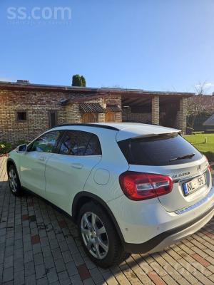 White Mercedes-Benz GLA 250 2015 in Liepaja, with an engine capacity of 2.00 L and mileage of 65 thousand km for 16200 €, photo 4 on AUTOMOTO.COM.LV