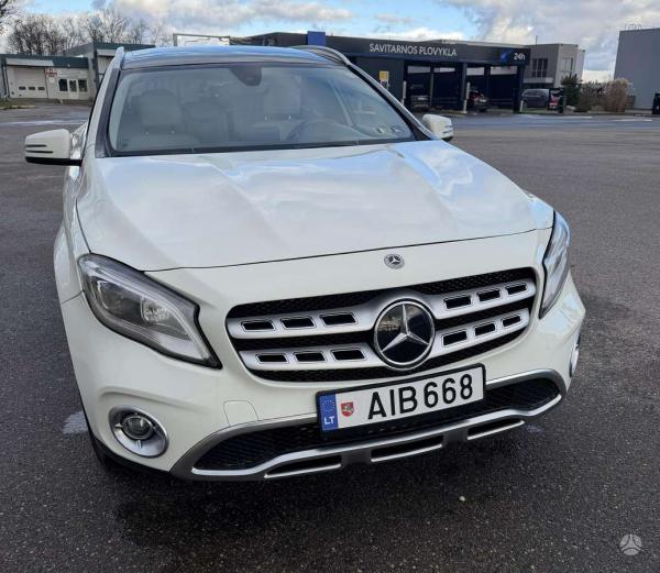 White Mercedes-Benz GLA 250 2018 in Klaipeda, with an engine capacity of 1.99 L and mileage of 100 thousand km for 12800 €, photo 1 on AUTOMOTO.COM.LV