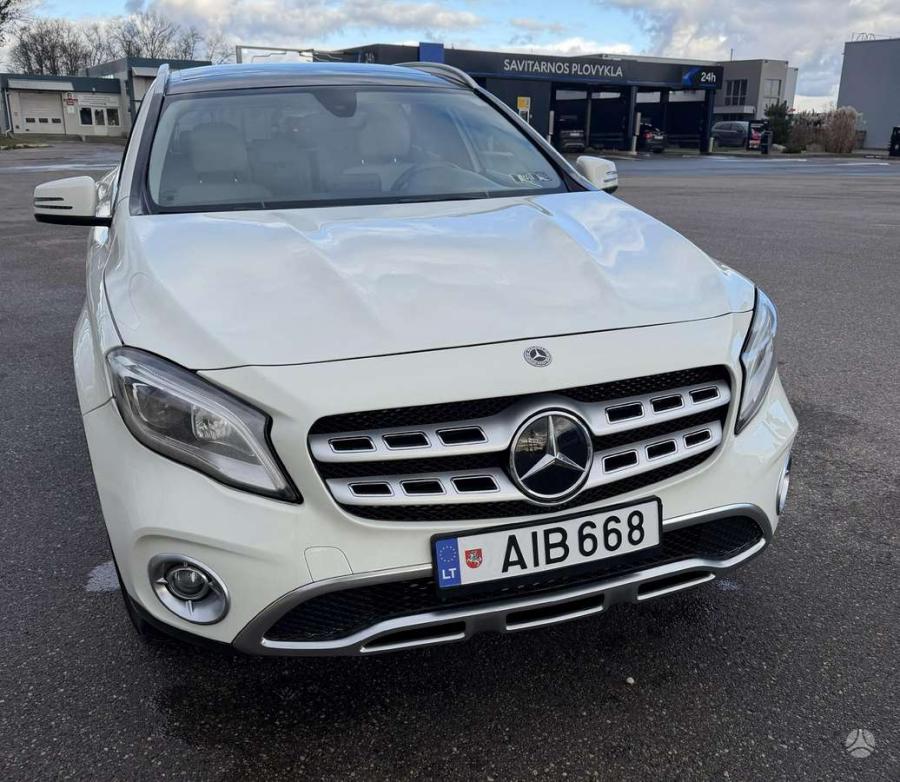 White Mercedes-Benz GLA 250 2018 in Klaipeda, with an engine capacity of 1.99 L and mileage of 100 thousand km for 12800 €, photo 1 on AUTOMOTO.COM.LV