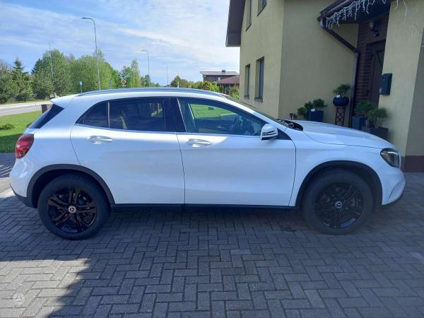Balts Mercedes-Benz GLA 250 2018 Gargždai, ar dzinēja tilpumu 2.00 L un nobraukumu 58 tūkst. km par 17250 €, foto 3 vietnē AUTOMOTO.COM.LV