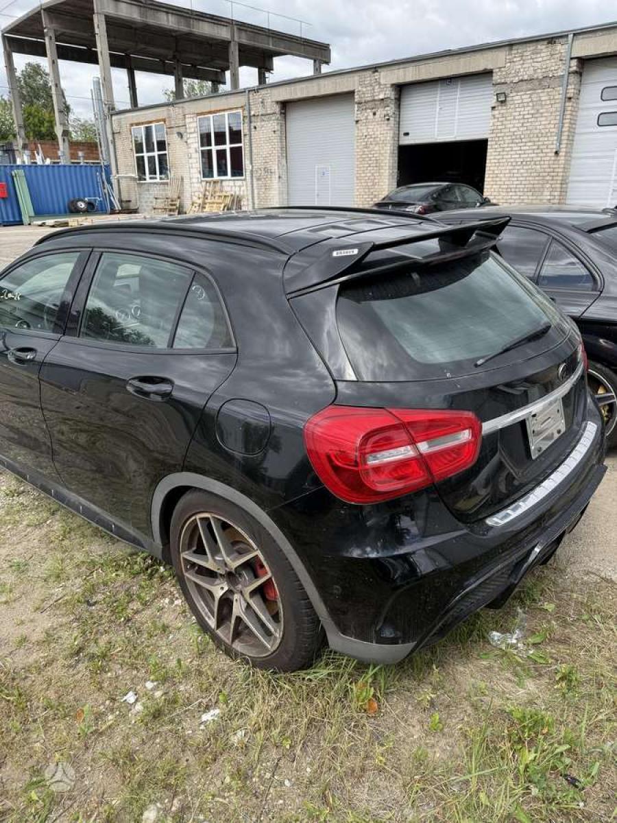 Black Mercedes-Benz gla-45-amg 2014 in Vilnius, with an engine capacity of 2.00 L and mileage of 387 thousand km for 9900 €, photo 10 on AUTOMOTO.COM.LV